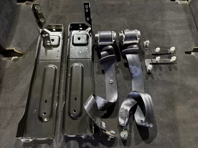 LAND ROVER DEFENDER Tdci Puma Forward Facing Rear Seat SeatBelts And ...