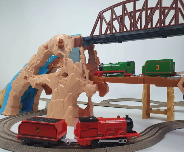 THOMAS & FRIENDS Trackmaster Action Canyon, Tumblin' Bridge, 2 Engines ...