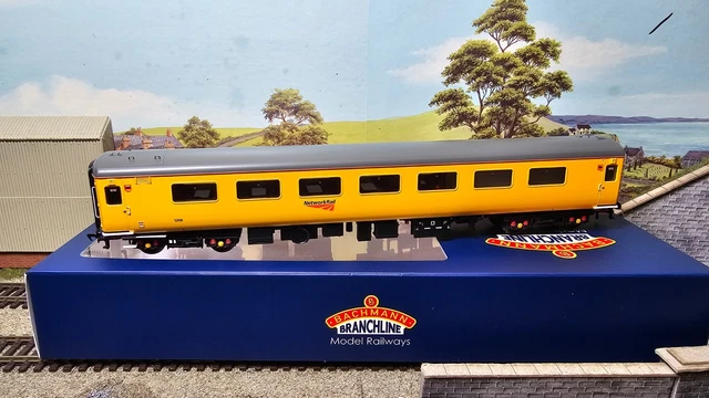39-689 BACHMANN BR MK2F (EX-RFB) Staff Coach Network Rail Yellow £75.00 ...
