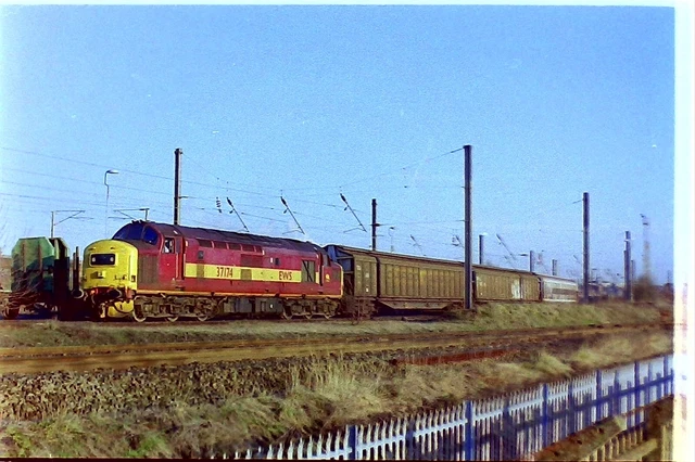 35MM RAILWAY COLOUR Negative Class 37 174 at Warrington £1.75 - PicClick UK
