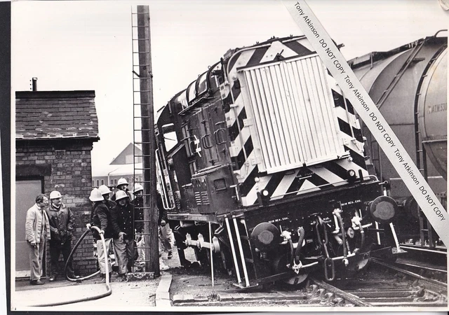 BRITISH RAILWAYS - Class 08 Shunter Derailed - Large Photo #Xl279 £1.99 ...