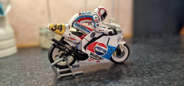 KYOSHO HANGING ON Racer Kevin Schwantz RGV Pepsi Suzuki RC Motorcycle Bike 1/8 £234.68 - PicClick UK