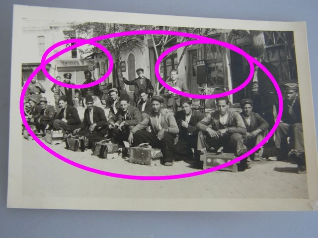 ALTES FOTO SCHNAPPSCHUSS Straßenszene Soldaten / Schuhputzer ...