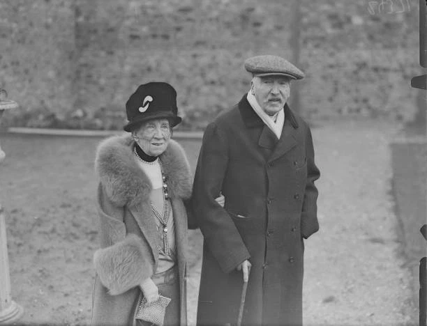 LORD AND LADY Barrington grounds Becket country hall, Shrivenham ...
