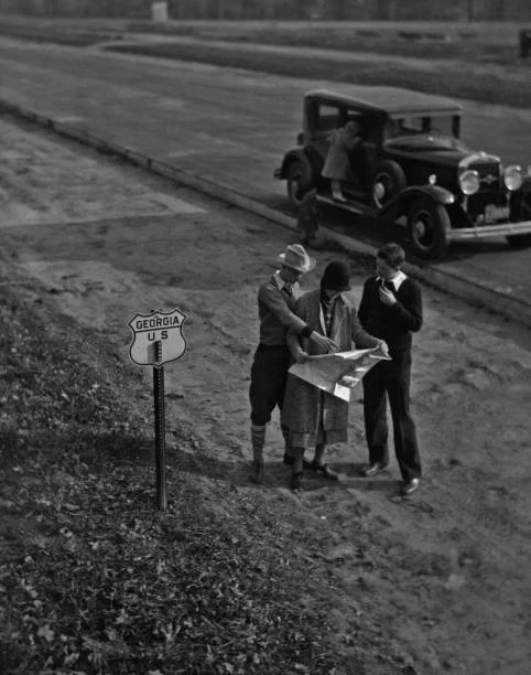 THREE PEOPLE CHECKING a road map in Georgia circa 1930 Old Photo EUR 6 ...