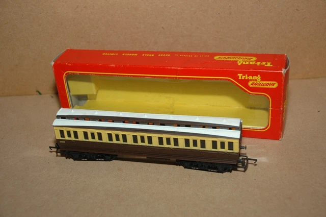 TRI-ANG R332 OO Gauge GWR Third Class Clerestory Coach with White Roof ...