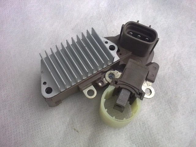 LAND ROVER DEFENDER Td5 Denso Alternator Regulator & Brushbox 100213 ...