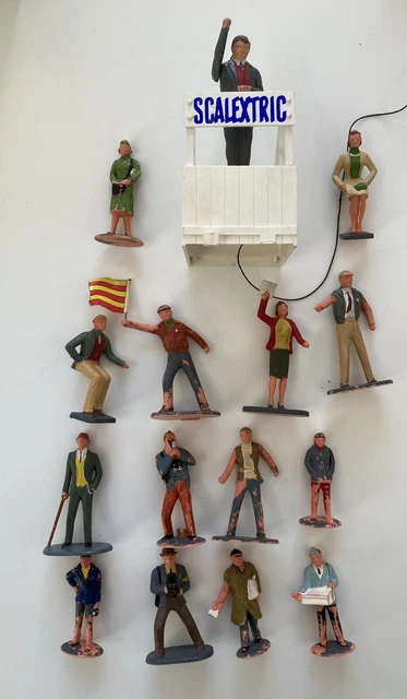 SCALEXTRIC 14 VINTAGE trackside figures plus starter on rostrum. F303 £ ...