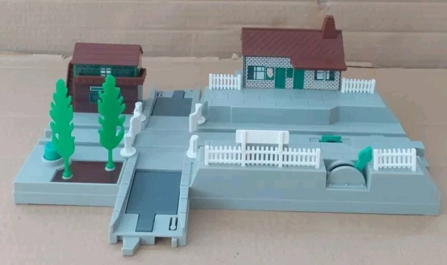 THOMAS & FRIENDS Elsbridge Station Rail & Road Crossing Tomy 1996 Britt ...