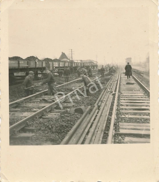 FOTO WK2 SOLDATEN Gleisarbeiten Bahnhof Ostfront M1.99 EUR 37,90 ...