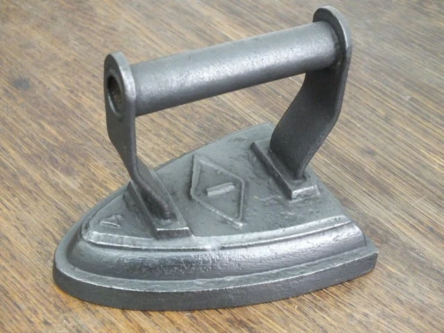 VINTAGE FLAT IRON SAD IRON DIAMOND I No4 £15.00 - PicClick UK