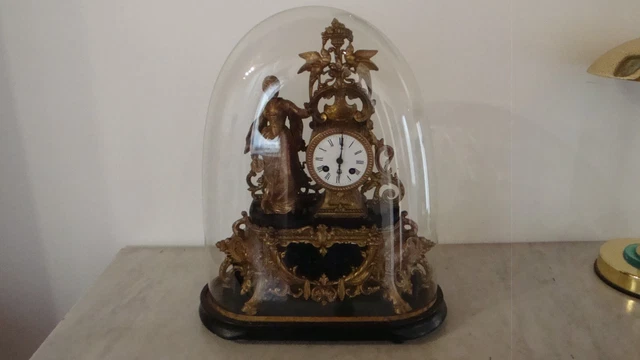PENDULE AVEC CARILLON en marbre et bronze doré du 19ième. Sous globe ...