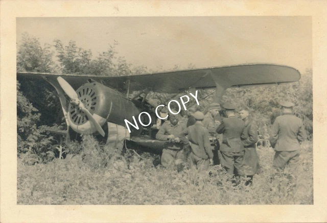 FOTO WK II Wehrmacht Soldaten Uniform russisches Flugzeug "9" Beute ...