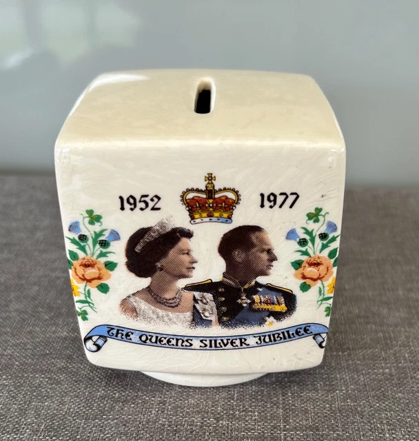 VINTAGE QUEEN ELIZABETH Silver Jubilee Money Box By Carlton Ware £4.88 ...