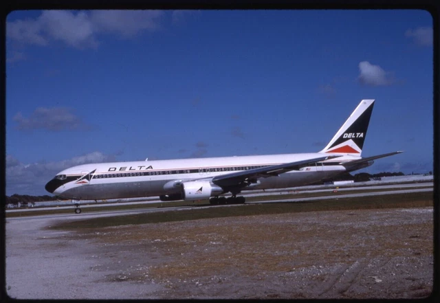 35MM AIRCRAFT SLIDE N124DE Delta Air Lines Boeing 767 DATED 1989 #7012 ...