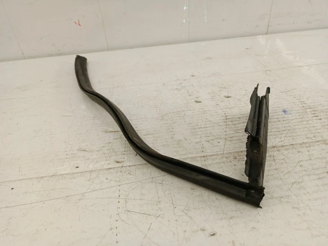 MERCEDES BENZ W212 E350 CDI RHD Engine Bay Seal Rubber A2126280098 £23. ...