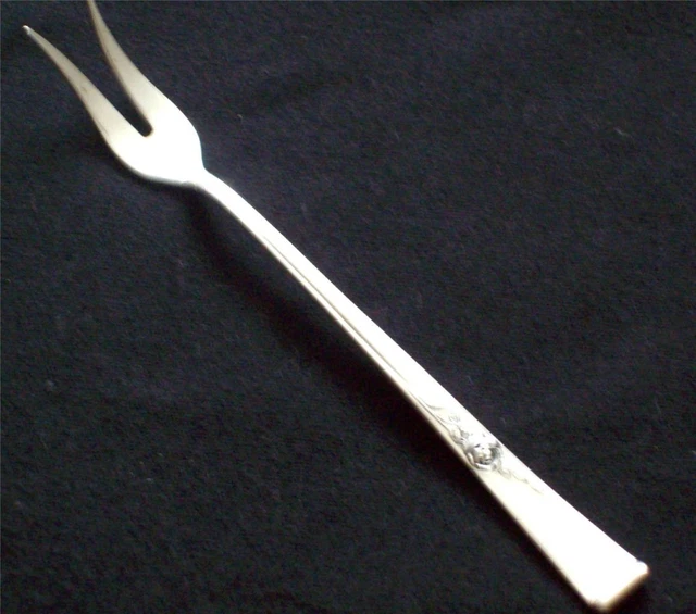 REED & BARTON Sterling Silver Flatware "Classic Rose" PICKLE Cocktail Fork 19.5g EUR 38,28 ...