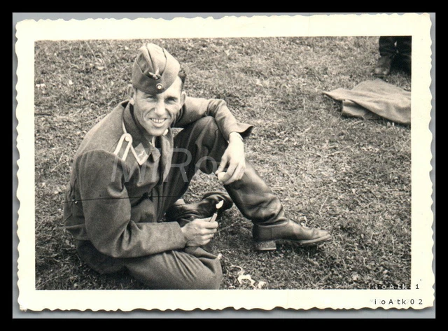 FOTO, WK2, UFFZ. genießt seinen Apfel bei einer Rast, 5026-1343# EUR 4 ...