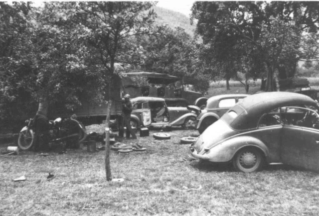 FOTO REPRO 15X10 FOTOS 06. Westen FR, Wehrmachts-PKWs werden gewartet ...