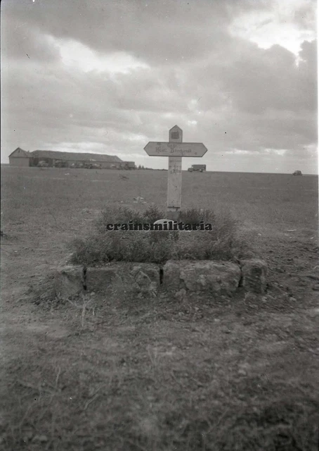 ORIG. NEGATIV FOTO Grab Soldat A.R.818 b. PEREKOP Krim Russland 1941 ...
