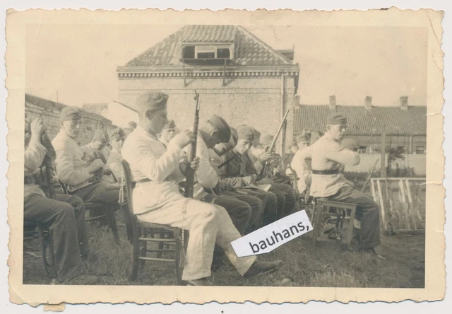 FOTO SOLDATEN, DRILLICH Wehrmacht,Waffenreinigung K98 2.WK (8632x) EUR ...