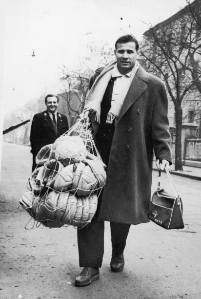 RUSSIAN GOALKEEPER LEV Yashin arriving Budapest a training sess- 1962 ...