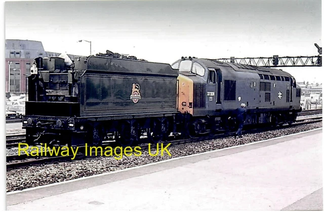 RAILWAY PHOTO CLASS 37 -37208 BR Blue Shunting Tender Swindon c1980 EUR ...