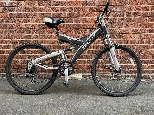 SHOCKWAVE XT900 ADULTS 18 Speed Mountain Bike With Disc Brakes Good ...