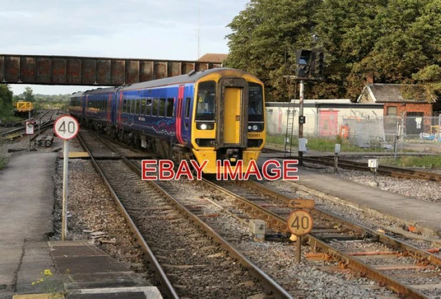 PHOTO ARRIVING At Westbury First Great Western Class 158/9 - 158961 ...