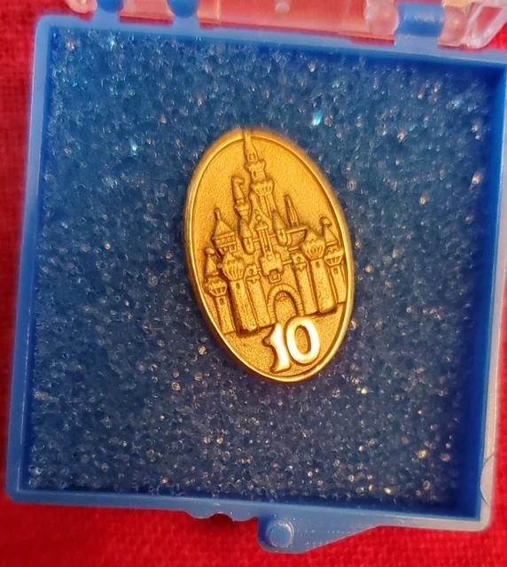 DISNEY WDW CAST Member Service Award 10 Year Magic Kingdom Castle Pin ...