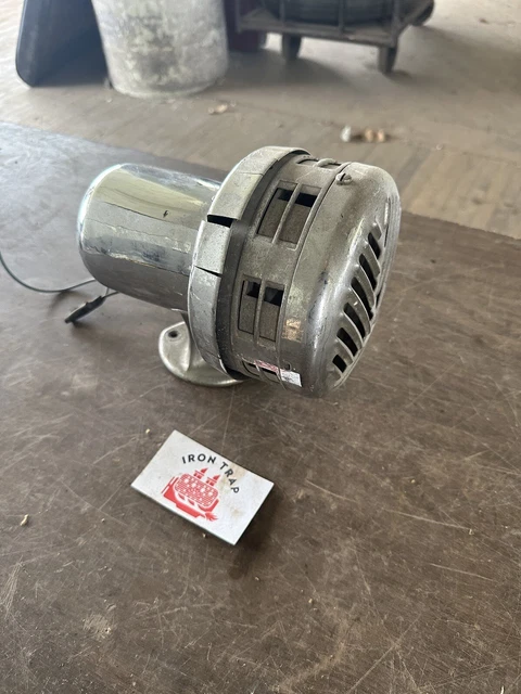 VINTAGE FEDERAL SIGN And Signal 12v Model EG Siren Firetruck Boat £285. ...