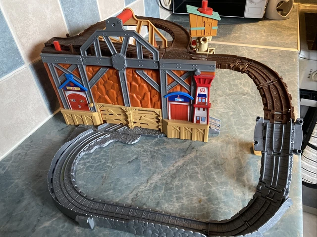 MATTEL 2009 GULLANE Thomas Limited Take-n-Play Station With Rattling ...