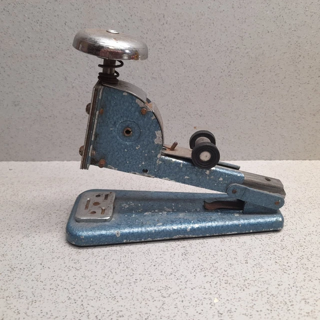 VINTAGE VANGUARD TYPE No. 4 Desktop Stapler Good Example made in ...