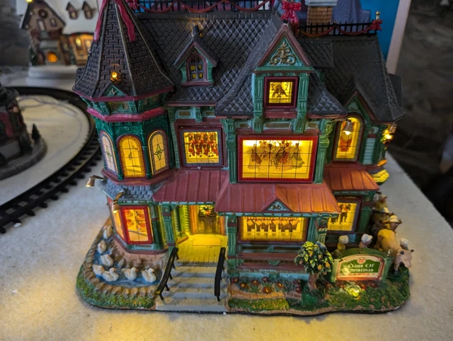 LEMAX VILLAGE COLLECTION 12 DAYS OF CHRISTMAS MANOR lighted music 2009 retired £150.00 - PicClick UK