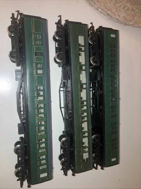 HORNBY RAKE OF 3 Southern Region Coaches Olive Green Livery 00 Gauge £1 ...