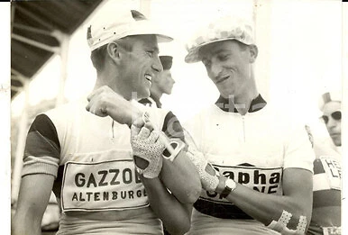 1960 TOUR DE FRANCE LIMOGES-BORDEAUX Hans JUNKERMANN e Tom SIMPSON alla ...
