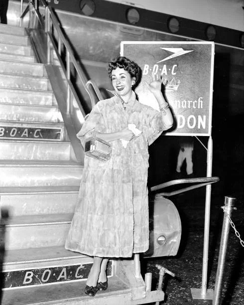 OUT AT INTERNATIONAL Airport film beauty Elizabeth Taylor waves fr ...