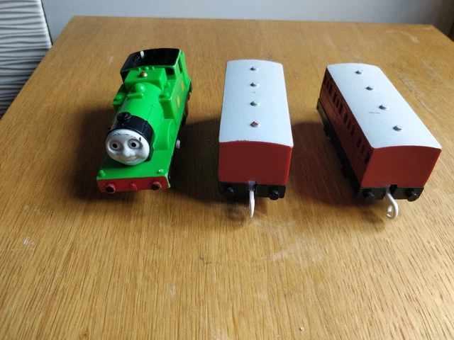 OLIVER THOMAS THE tank engine Tomy trackmaster train with coaches (non ...