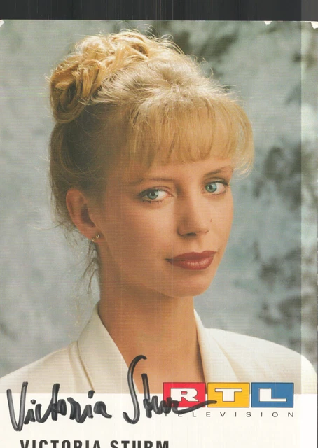 VICTORIA STURM ORIGINAL Signierte Autogrammkarte schlechte Scanquali ...