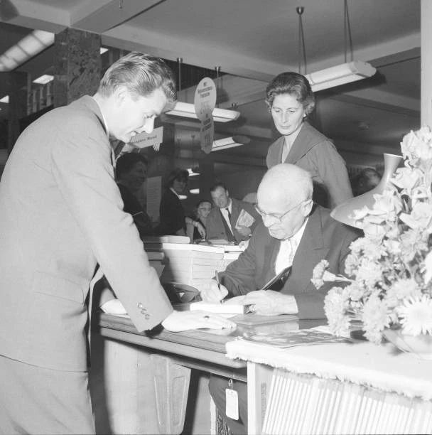 RICHARD KATZ SIGNS in the Jelmoli department store, 1958 Old Photo $8. ...