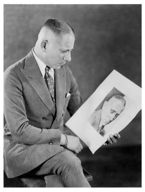 ERICH VON STROHEIM looks at a portrait of himself 1925 OLD MOVIE PHOTO ...