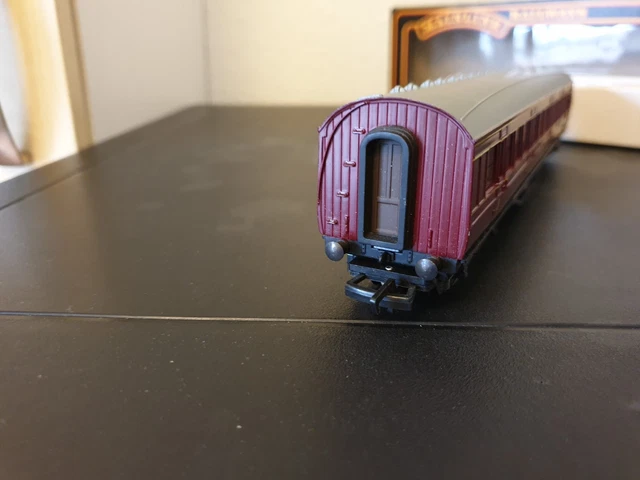 MAINLINE 37-110 LMS 57' 3rd class brake corridor coach 5327 crimson £11 ...