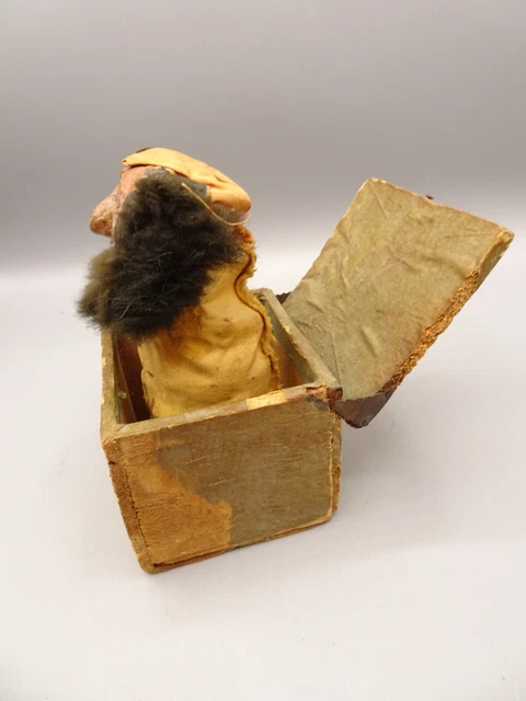 BOITE SURPRISE,DIABLE A ressort.Carton bouilli et bois.XIX°.Diablotin ...