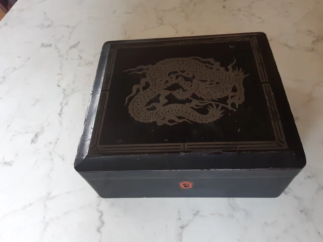 ANCIEN COFFRET BOÎTE en bois laqué noir- couvercle décoré de dragon- Chine Asie EUR 17,00 ...