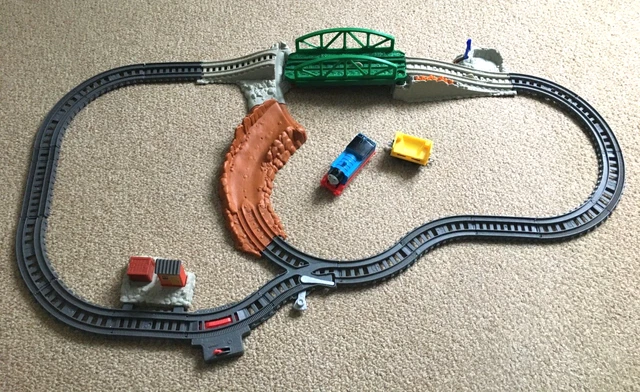 TRACKMASTER BATTERY THOMAS Daring Derail Set w Thomas Loco & Trucks ...