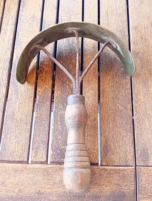 OUTIL ANCIEN GRATTOIR a transpiration équestre rare en bronze /bois/fer ...