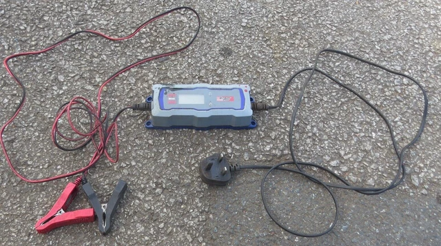 ULTIMATE SPEED 12V/6V Lead-Acid Battery Charger ULGD3.8A1 £3.00 ...