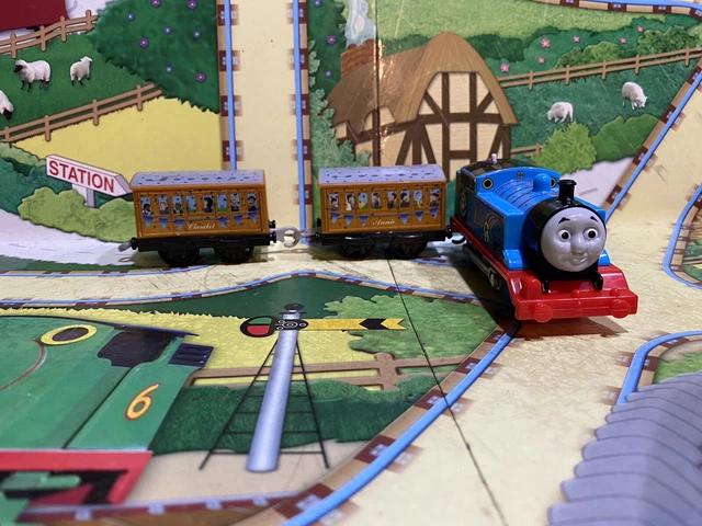 THOMAS THE TANK engine trackmaster trains Red Vs Blue Football Thomas £ ...
