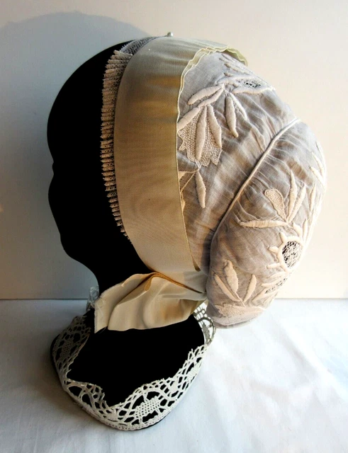 ANCIENNE COIFFE POITEVINE en dentelle blanche sur tête de mannequin de ...