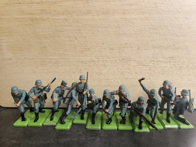 BRITAINS TOY SOLDIERS German Infantry WW2 Vintage X12 Vintage 12 Full ...